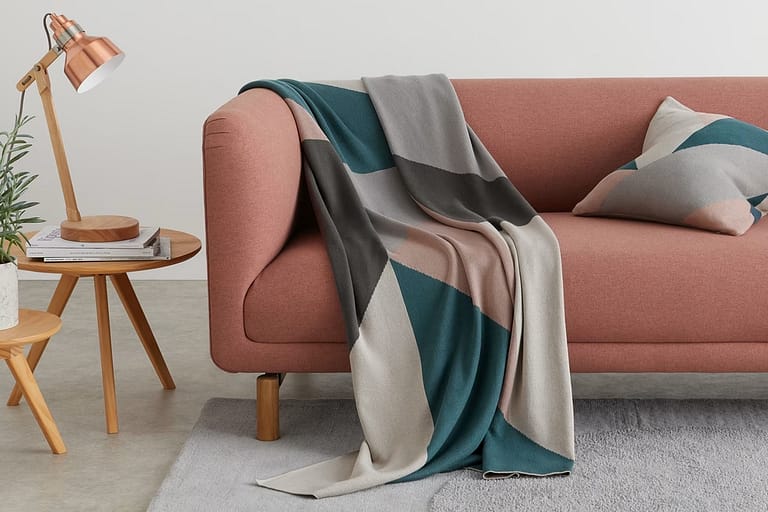 17 Easy Ways to Style Your Home with Throw Blankets | Realicozy