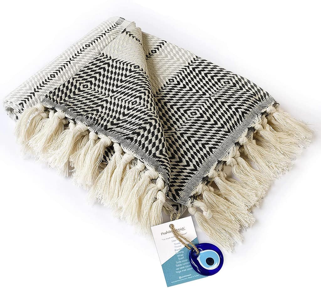 17 Easy Ways to Style Your Home with Throw Blankets | Realicozy